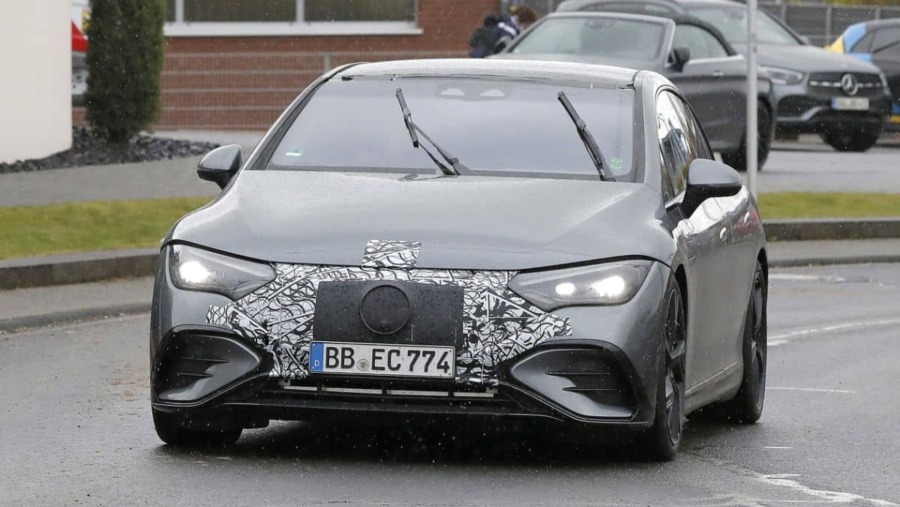 メルセデスAMG EQE 53 EVハイパフォーマンスセダンのスパイショット – 車知楽